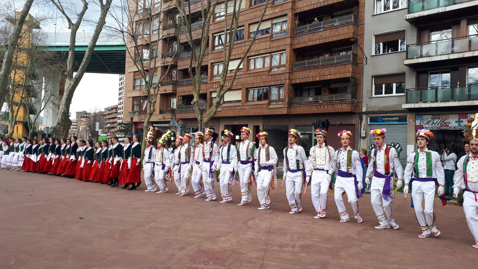 Dantza tradizionalaren ikuskizunak egiten ari dira uztailean Bilbon ...