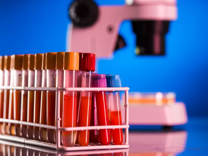 Entsegu kliniko aitzindari batek laborategietan landutako giza odola ...